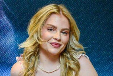 Luísa Sonza viraliza na web ao lanchar em calçada fãs após show