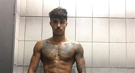Após foto pelado MC Livinho expõe drama Fumava 18 baseados por dia