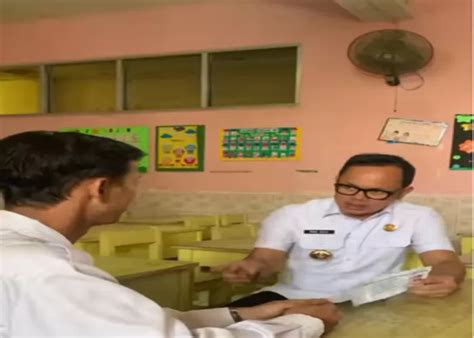 Alasan Pembatalan Pemecatan Pak Reza Guru Honorer Yang Nyaris Dicopot