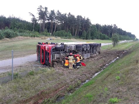Wypadek na autostradzie A4 koło Tarnowa Ciężarówka zjechała z nasypu i
