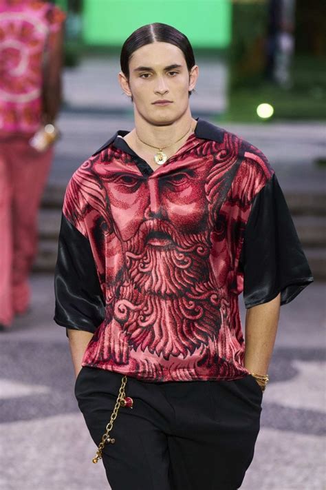 Aurèlien Enthoven il figlio di Carla Bruni debutta da Versace come la