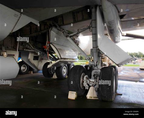 Boeing 747 Main Landing Gear Stock Photo Alamy