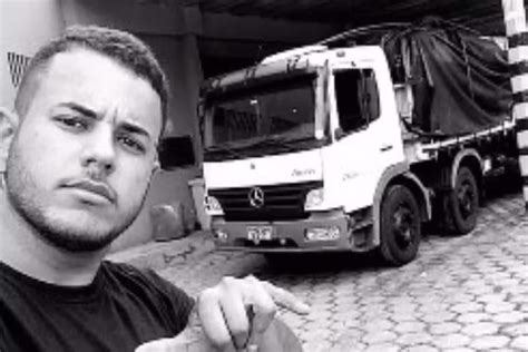 Jovem de 22 anos morre após caminhão carregado de soja capotar na BR
