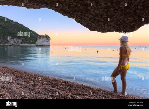 Jeune Fille En Maillot De Bain Regarde Le Coucher Du Soleil Sur Les