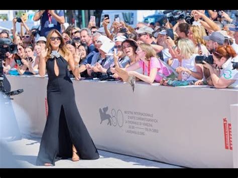 Carla Bruni Sarkozy Sublime bijou à la Mostra de Venise le charme