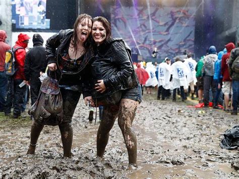 Schlammschlacht auf dem Festival Gelände