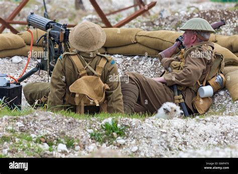 1916 soldats anglais dans les tranchées de la somme Banque de