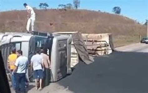 Carreta bitrem carregada minério tomba em curva na BR 040 em