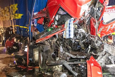 T Dlicher Unfall Auf Der A Tausende Liter Heiz L Ausgelaufen