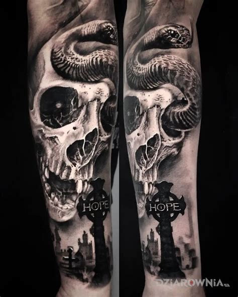Tatuaż skull snake Autor Marcin Herbko dziarownia pl