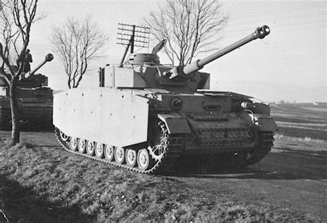 Колонна немецких танков Pz Kpfw IV на остановке в ходе марша в Дании