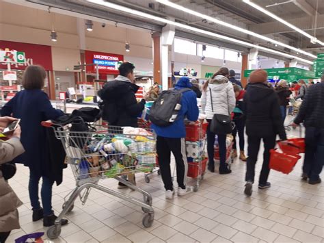 Lidl Dino i Biedronka szaleją Cukier za 1 69 zł to dopiero początek