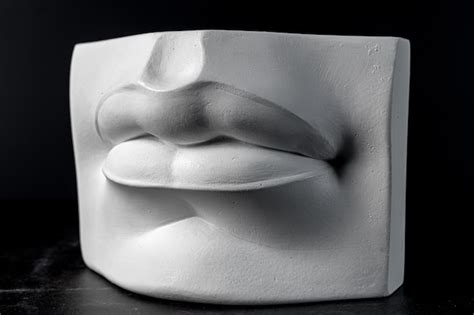 Lábios de gesso um fragmento de uma escultura de gesso de um rosto