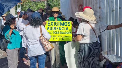 Bloquean Maestros Jubilados Dos Avenidas De Zihuatanejo Automovilistas