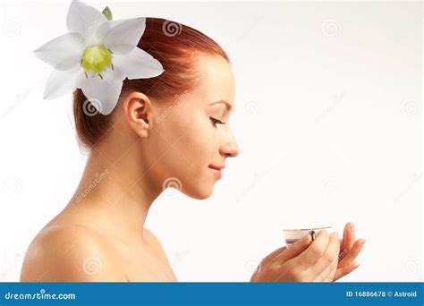 Fille Nue Avec La Fleur Dans Des Poils Photo stock Image du beauté