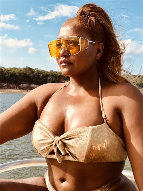Gaby Amarantos toma sol de biquíni fio dental Dourada