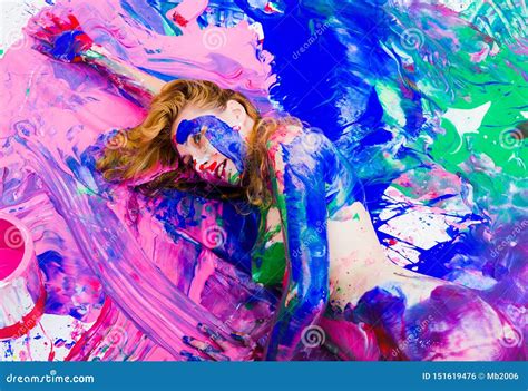Jeune Femme Nue Avec La Peinture De Corps Art De Corps Concept