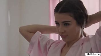 La Masseuse Brune Vanessa Sky Pose Le Corps Nu De Sa Belle Cliente Aux