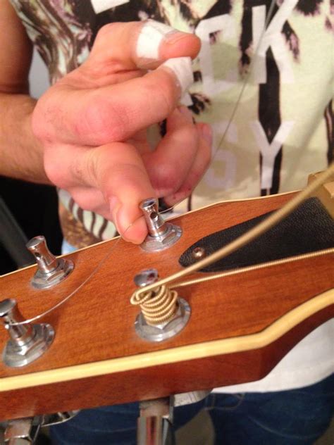 QUAND et COMMENT CHANGER ses CORDES de GUITARE THÉORIE et PRATIQUE