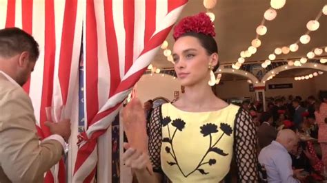 Los Turistas Disfrutan De La Feria De Abril De Sevilla A Pesar Del
