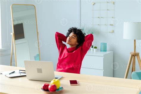 africain américain fille à Accueil Bureau relaxant élongation mains et