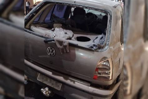 Criança é arremessada de carro após batida no interior de SP veja