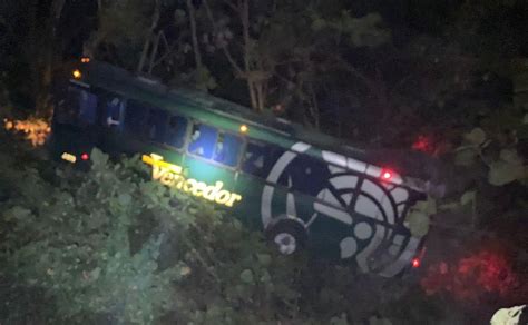 Un muerto tras caer un autobús a un barranco en Xilitla SLP