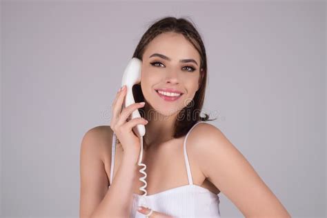 Mulher Morena Falando Por Telefone Retro Telefone Fixo Retroativo