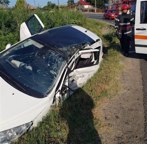 FOTO Impact între un autoturism și un camion pe DN 22 în Tulcea Trei