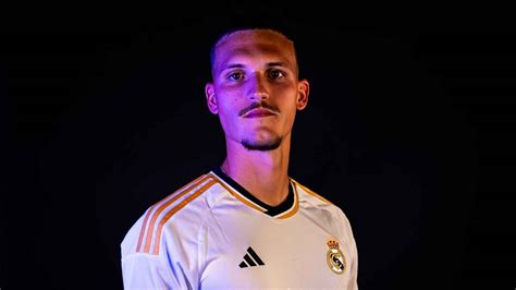 El Real Madrid apuesta por Rafa Marín renueva su contrato hasta 2026 y