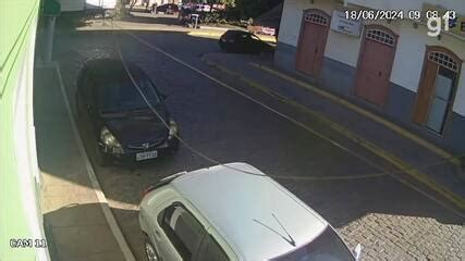 VÍDEO caminhão perde o freio e sobe em cima de praça em Duas Barras