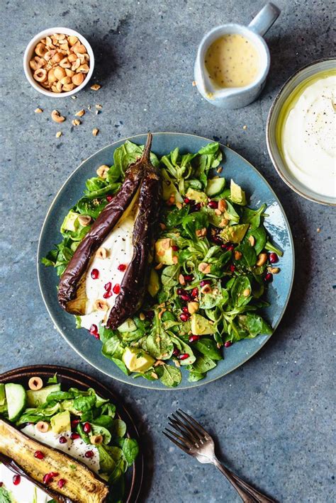 Recept Gepofte Aubergine Granaatappel En Een Tahin Mosterd Dressing