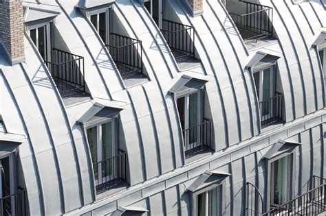 Système de couverture à tasseau en zinc RHEINZINK