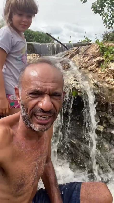 TOMANDO BANHO DE BICA YouTube