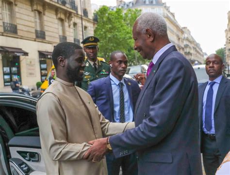 Paris Bassirou Diomaye Faye rend visite à lancien président Abdou