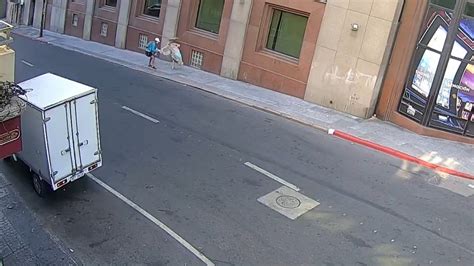 Intentó robarle la cartera a una mujer fue captado por las cámaras y
