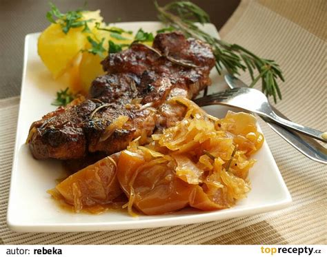 Pomalu pečená vepřová krkovice na voňavém zelí recept TopRecepty cz