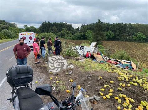 Vuelca tráiler que transportaba rejas con mangos en la Xalapa Perote