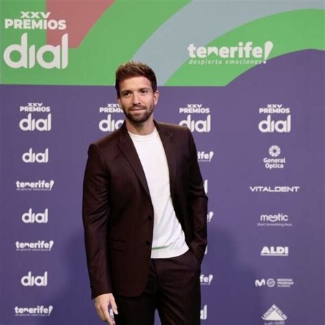 Pablo Albor N Posando En Los Premios Cadena Dial Alfombra Verde