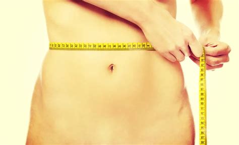 Mulher Nua Medindo Seu Corpo Fotos Imagens De Piotr Marcinski 112244152