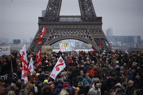 Miles se manifiestan en Francia contra ley de migración