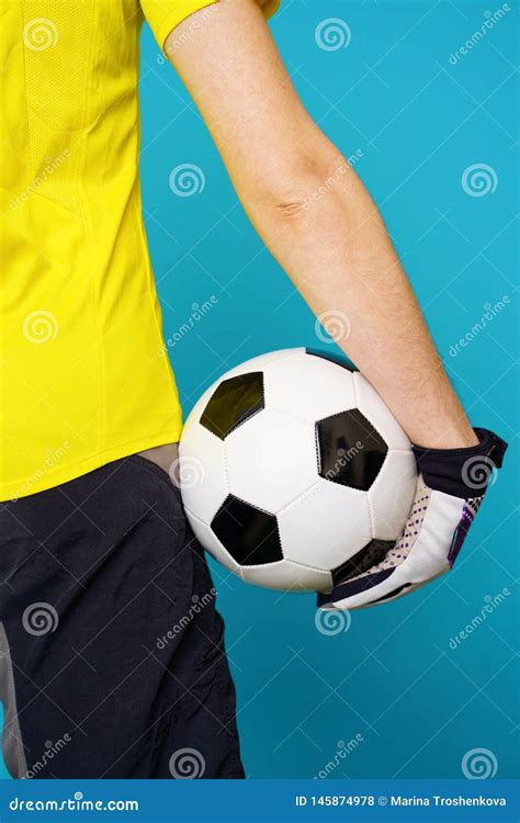 El Hombre Es Fan Del Socccer En Camiseta Amarilla Con El Bal N De F