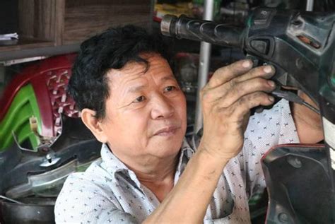 Tiệm sửa xe không tiền cũng vá của ông lão ở Tân Phú Báo Phụ Nữ
