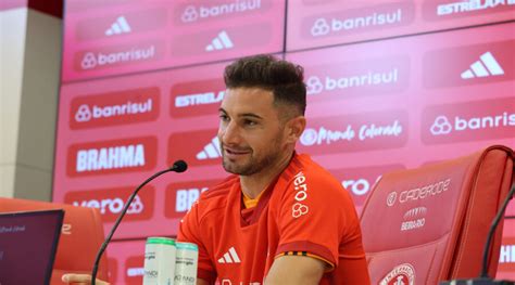 Lucas Alario é apresentado no Inter e ressalta elenco do time e