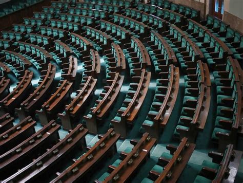 Projekt noweli ustawy o wykonywaniu mandatu posła i senatora trafił do