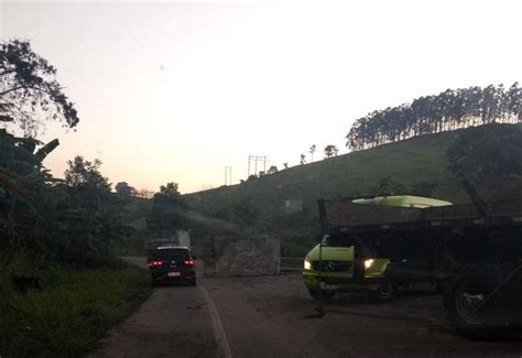 Carreta Bloco De Granito Tomba E Interdita Br Em Ibira U