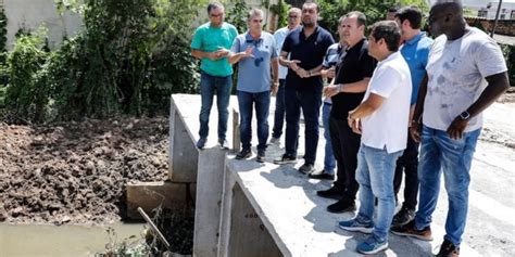 Governador visita obra em rio na Baixada e destaca a prevenção de