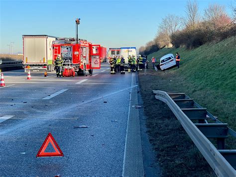 Nr 3 VU02 Verkehrsunfall BAB8 Fahrtrichtung München Freiwillige