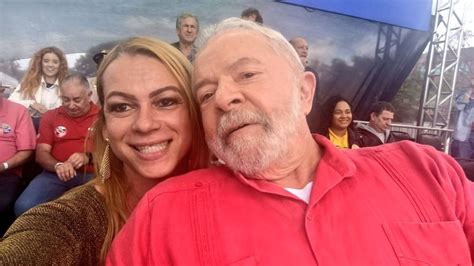 Notícias Conheça Symmy Larrat mulher trans à frente da inédita