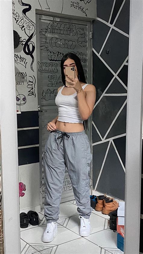 Pin de 𝕯𝖏𝖍𝖚𝖑𝖑𝖞 𝕬𝖒𝖆𝖗𝖆𝖑 em Me em 2021 Looks tumblrs Looks casuais